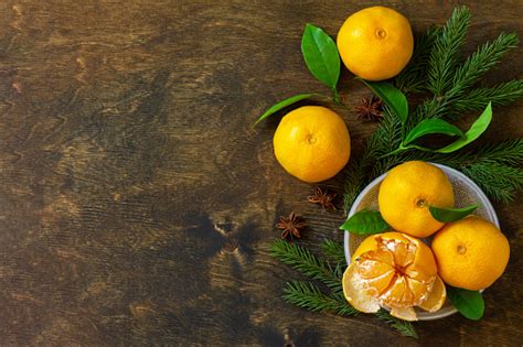 겨울 시간 과일 소박한 나무 테이블에 잎이 있는 신선한 육즙클레멘타인 만다린 상단 보기 플랫 평신도 배경 공간을 복사합니다 0명에 대한 스톡 사진 및 기타 이미지 Istock