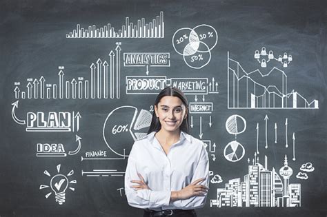 팔짱을 끼고 칠판 벽에 창의적인 사업 스케치를 하는 매력적인 유럽 사업가 성공 일 및 아이디어 개념 개념에 대한 스톡 사진 및 기타 이미지 Istock