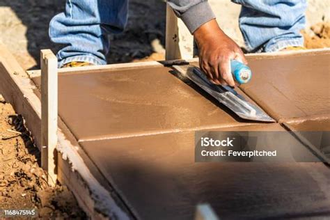 건설 노동자 사용 흙에 젖은 시멘트 형성 대처 주위에 새로운 수영장 강철에 대한 스톡 사진 및 기타 이미지 강철 건설 산업 건설 현장 Istock