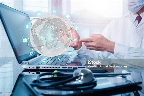 의료 사무실에서 건강 기록을 위해 노트북 컴퓨터에서 작업하는 의사 개념은 온라인 환자의 건강을 확인하고 돌보는 것입니다 45 49세에 대한 스톡 사진 및 기타 이미지