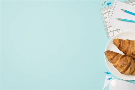 카피 스페이스와 고립 된 밝은 파란색 배경에 크루아상 키보드 마우스 노트북 블루 연필 핀과 접시의 상단 보기 사진 0명에 대한 스톡 사진 및 기타 이미지 Istock