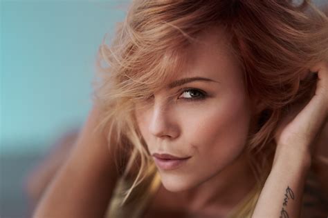 배경 화면 여자들 초상화 긴 머리 갈색 머리의 사진술 닫다 문신 얼굴에 머리카락 입 코 감정 사람 피부 수퍼 모델 미리 비 소녀 아름다움