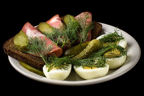 소시지의 조각 빵 절인된 오이 검은 배경에 흰 접시에 딜의 조각 삶은 계란 반쪽 키에우바사에 대한 스톡 사진 및 기타 이미지 키에우바사 0명 건강한 식생활 Istock