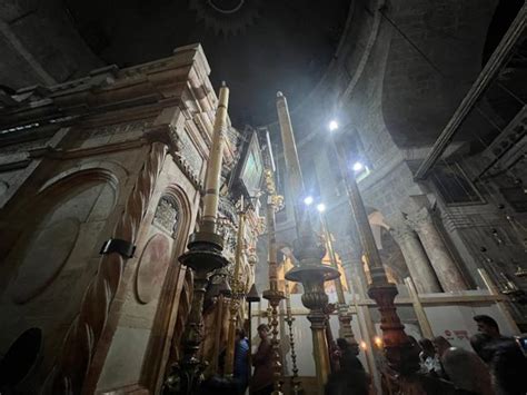 예수 수난의 길 따르는 순례객들 십자가 의미 묵상