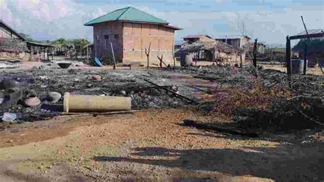 ဝက်လက်မြို့နယ်၊ ပယ်သူကြီးရွာကို စစ်တပ်က မီးရှို့ဖျက်ဆီးမှု နေအိမ် ၁၁ လုံးကျော် ပြာကျ Khit Thit