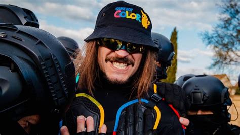 Lorenzo divise tous ses titres en 4 parties pour gonfler les streams