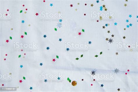 흰색 배경에 스타 모양의 황금 색종이 흰색에 색종이의 형태로 별 흰색 배경에 색종이의 축제 색상 전체 별 검은색에 대한 스톡 사진 및 기타 이미지 Istock