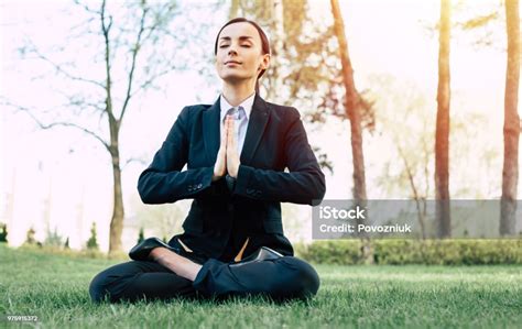 공원 신선한 공기에서 로터스 위치에 앉아 명상 하는 소송에서 젊은 아름 다운 현대적인 비즈니스 우먼 여자 사업가에 대한 스톡 사진 및 기타 이미지 Istock