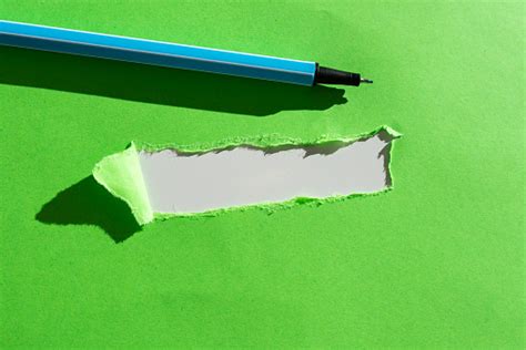 위의 펜으로 찢어진 종이 조각 아래에 작성된 중요한 정보 찢어진 메모지 아래의 중요한 발표 찢어진 워크시트 아래에 표시된 중요한 데이터입니다 0명에 대한 스톡 사진 및 기타