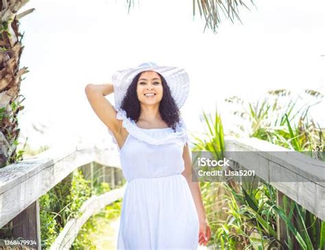 리조트에서 아름다운 여자는 열대 휴가에 흰색 드레스와 모자를 착용 30 34세에 대한 스톡 사진 및 기타 이미지 30 34세 Central Florida