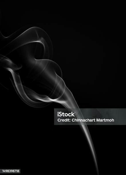 검은 배경에 연기의 움직임 연기 배경 검은 배경에 추상적인 연기 Dhoop Cone에서 나오는 향기로운 연기 개념에 대한 스톡