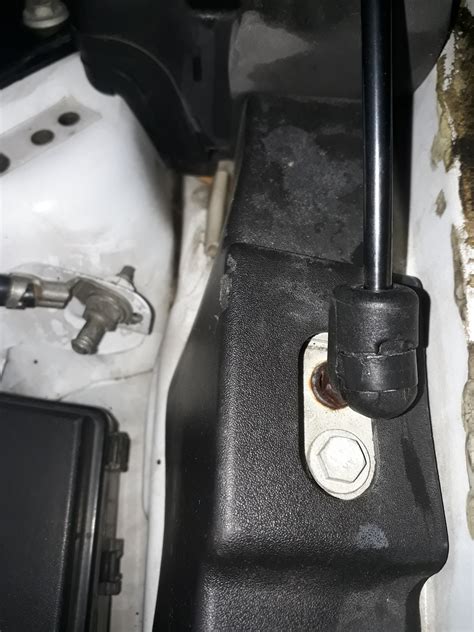 Газовые упоры капота. — Ford Kuga (1G), 2 л, 2012 года | стайлинг | DRIVE2