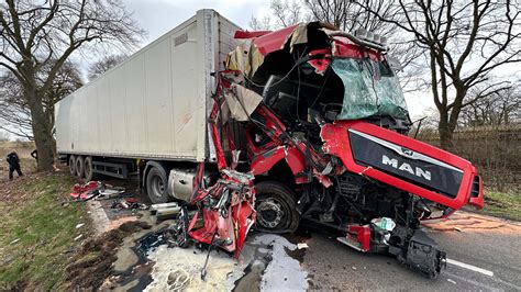 Schwerer Lkw Unfall In Der Seenplatte — L241 Gesperrt