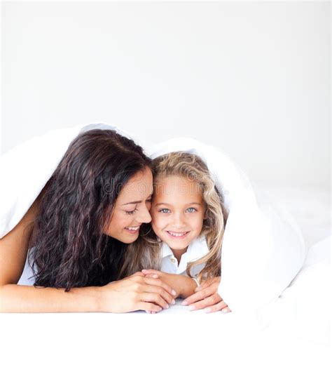 Mutter Und Tochter Auf Bett Lächelnd An Der Kamera Stockbild Bild Von