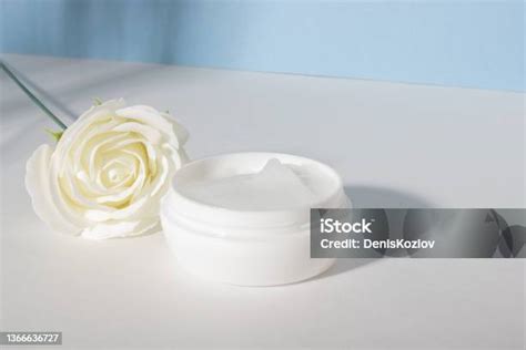 보습 페이스 크림의 화장품 화이트 오픈 항아리 크림 로션 페이스 마스크플라스틱 용기 환경 친화적 인 유기농 화장품의 개념 메이크업 화장품에 대한 스톡 사진 및 기타 이미지