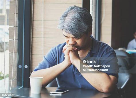 피곤 젊은 아시아 중 년 남자 노인 남자는 우울증을 느끼는 머리에 손을 잡고 커피 숍 회색 머리 남자 가족 문제에 창에 앉아 소진 걱정하는에 대한 스톡 사진 및 기타 이미지