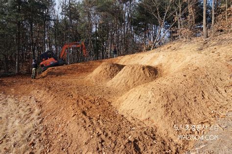 경기도 파주시 광탄면 개인 선산에 사초작업잔디공사을 하기 위해 산소묘지를 조성하는 모습입니다 용미리묘지 벽제리묘지 묘지이장 파묘 묘지개장 묘지화장 묘지조경