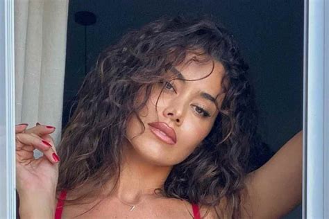 Eva Padlock Mozzafiato In Intimo Rosso Fanno Tutti Zoom Foto