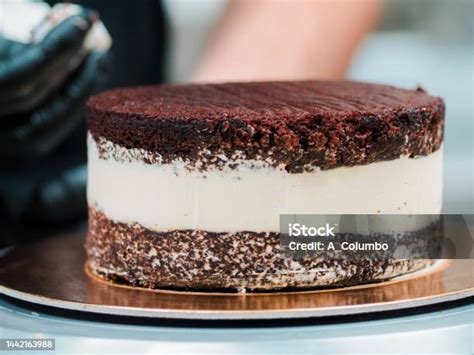 프로스팅과 물방울을 위해 레이어드 크림 버터 크림 빈 케이크를 준비하는 요리사 케이크 디자이너 0명에 대한 스톡 사진 및 기타 이미지 Istock