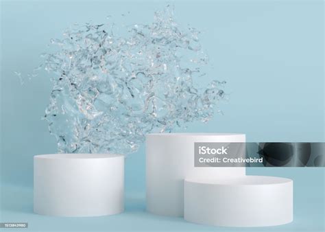파란색 배경에 물이 튀는 흰색 연단 제품 화장품 프리젠테이션을 위한 모형 미용 제품을 위한 받침대 또는 플랫폼 텅 빈 장면 무대