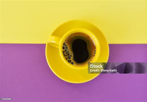 이중 노란색 보라색 배경에 커피노란색 컵 모닝 커피의 개념 커피와 머그잔 0명에 대한 스톡 사진 및 기타 이미지 0명 갈색 건강한 식생활 Istock