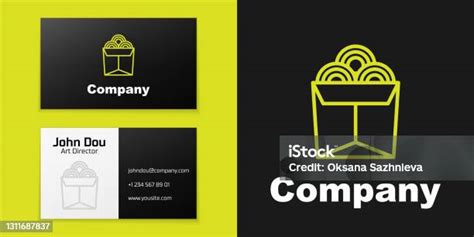 로고 타입 라인 아시아 국수는 종이 상자와 검은 색 배경에 고립 된 젓가락 아이콘에 길거리 패스트푸드 한국어 일본어 중국 음식