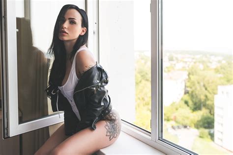 デスクトップ壁紙 女性 座っている 日焼けした お尻 入れ墨 窓 ポートレート レザージャケット モノキニス 黒髪 長い髪 x Motta