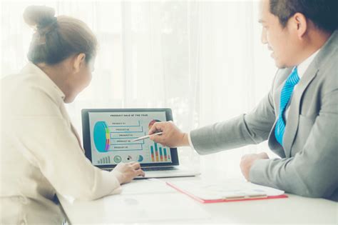 동료 팀 브레인 스토밍 과정입니다 시작 비즈니스 사람들 프로젝트 및 분석 정보를 함께 논의 하기 위해 회의 두 비즈니스 파트너와 함께 논쟁 2명에 대한 스톡 사진 및 기타