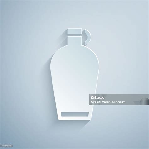 회색 배경에 격리 된 종이 절단 캐틴 물병 아이콘 관광 플라스크 아이콘 캠페인에서 물 사용 항아리 종이 아트 스타일 벡터 3차원 형태에 대한 스톡 벡터 아트 및 기타 이미지