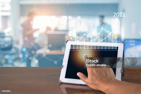 기술 비즈니스 금융 및 투자 개념 펀드 주식 시장 및 디지털 자산 그래프와 차트를 사용하는 트레이더 분석가 재무 데이터 흐릿한 사무실을 배경으로 외환 거래 가상현실에 대한