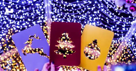 금색과 파란색 디자인의 금색과 빨간색 상자를 들고 있는 한 무리의 손 사진 Unsplash의 무료 크리스마스 트리 이미지