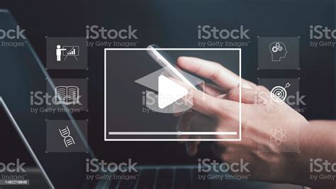 노트북 E러닝과 온라인 교육 졸업 증명서 프로그램 개념을 사용하는 남자 비디오로 공부하거나 가르치기 가상 쇼 졸업 모자 아이콘 기술 사고 아이디어를 개발하기 위한 디지털