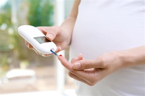Premium Photo Pregnant Woman Testing Glucose Level With Digital Glucometer