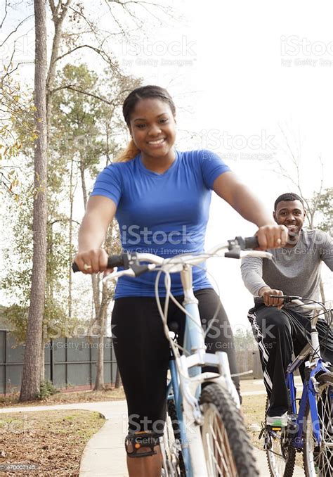 스포츠 아프리카 출신의 젊은 커플입니다 자전거 타기 In 이웃이란 20 29세에 대한 스톡 사진 및 기타 이미지 20 29세 2명 갈색 머리 Istock