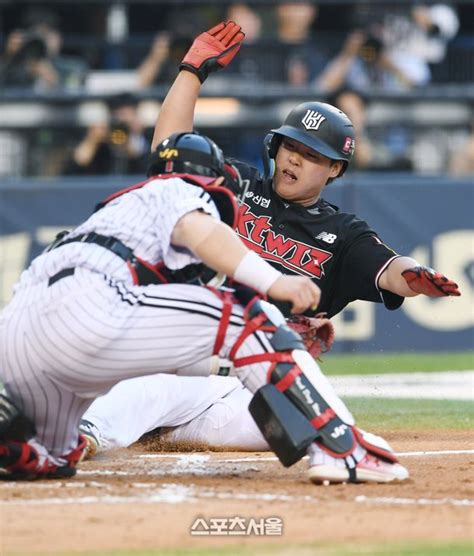 [포토]홈에서 아웃되는 Kt 강백호 네이트 스포츠