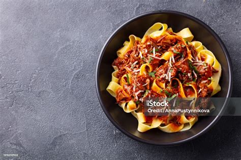 검은 그릇에 소고기 라구 소스를 곁들인 파스타 파파르델레 회색 배경입니다 공간을 복사합니다 맨 위 보기 라구에 대한 스톡 사진 및 기타 이미지 Istock