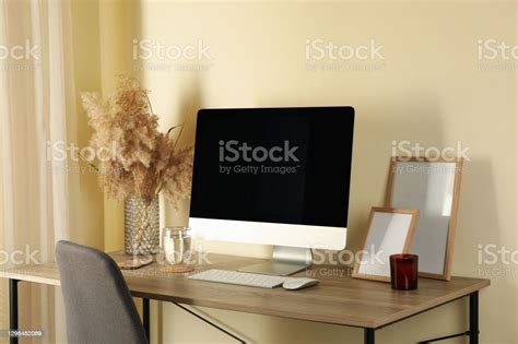 나무 테이블에 현대적인 데스크톱 컴퓨터와 직장의 개념 0명에 대한 스톡 사진 및 기타 이미지 0명 공란 노트북 Istock