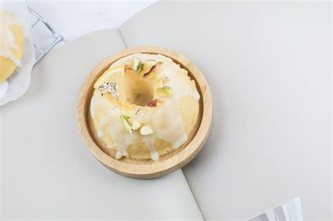 대리석 테이블에 설탕 프로스팅 레몬 케이크 건강한 디저트 맛있는 아침 식사 전통 차 시간 치료 현대 여름 음식 최소한의 개념 복사 공간 감귤류 과일에 대한 스톡 사진 및