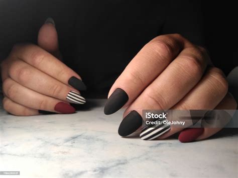 스트라이프 디자인의 여러 가지 빛깔의 무광택 매니큐어 검은 색과 흰색 줄무늬 디자인긴 라운드 확장 손톱 블랙과 레드 매트 마무리 검은색에 대한 스톡 사진 및 기타 이미지