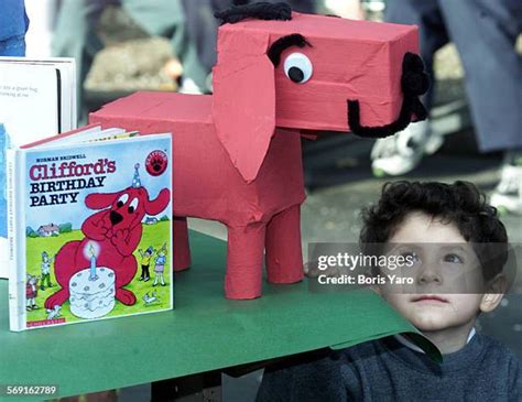 Clifford The Big Red Dog Images Photos And Premium High Res Pictures