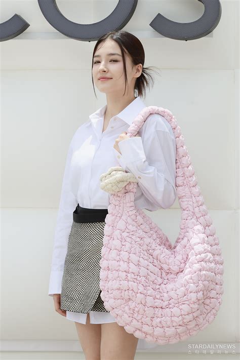 오늘자 Cos 구름빵 퀼티드백팝업 오픈 기념 포토월 사진 악플달면 쩌리쩌려버려 ＊여성시대＊ 차분한 20대들의 알흠다운 공간