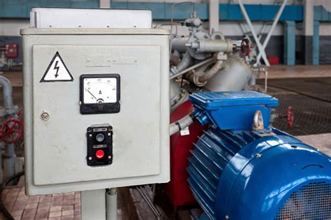 펌프 또는 압축기의 초점 엔진 근처에서 화학 공장 내부의 전기 제어 판넬에서 산업용 기계 클로즈업을 위한 시작 및 정지 버튼 안전 작업을 위한 비상 정지의 개념 0명에 대한