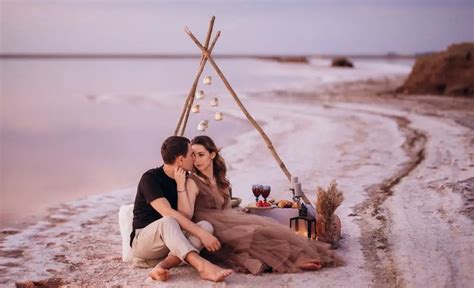 35 Romantic Beach Date Ideas For Couples Making Memories Together
