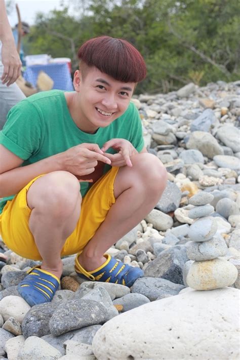 SƠN TÙNG M TP Hari Won tình tứ tựa vai nhau trước biển SON TUNG M TP