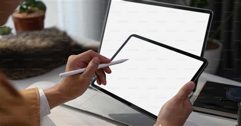 디지털 태블릿의 빈 화면을 가리키는 스타일러스 펜을 들고 있는 사업가의 모습을 닫습니다 사진 Unsplash의 태국 이미지