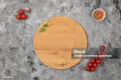 재료 최소한의 요리 개념 레스토랑 카페 상점 메뉴 토마토 마늘 허브 및 콘크리트 테이블에 나무 보드를위한 명함 주방 배경 개념에 대한 스톡 사진 및 기타 이미지 Istock