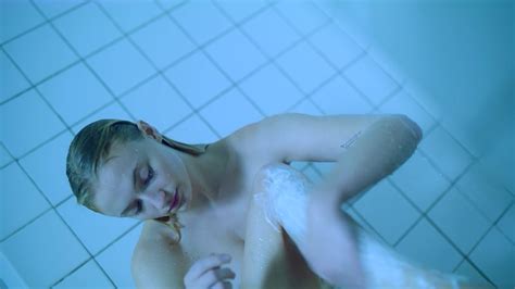 Nude Video Celebs Sophie Turner Sexy Survive S01e01 2020