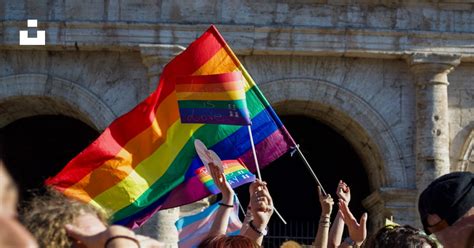 깃발을 흔드는 사람들 사진 Unsplash의 무료 콜로세움 이미지