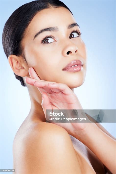 스킨케어 여성 그리고 푸른 배경에 미용 웰빙 화장품 그루밍을 위해 스튜디오에서 얼굴을 짚고 있다 피부 광채 및 소녀 모델은 고립되어 있는 동안 매끄럽고 부드러우며 피부과