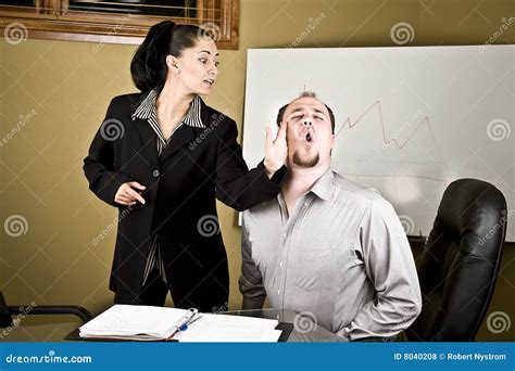 Mujer Que Da Una Palmada Al Hombre Foto De Archivo Imagen De Lucha Atractivo